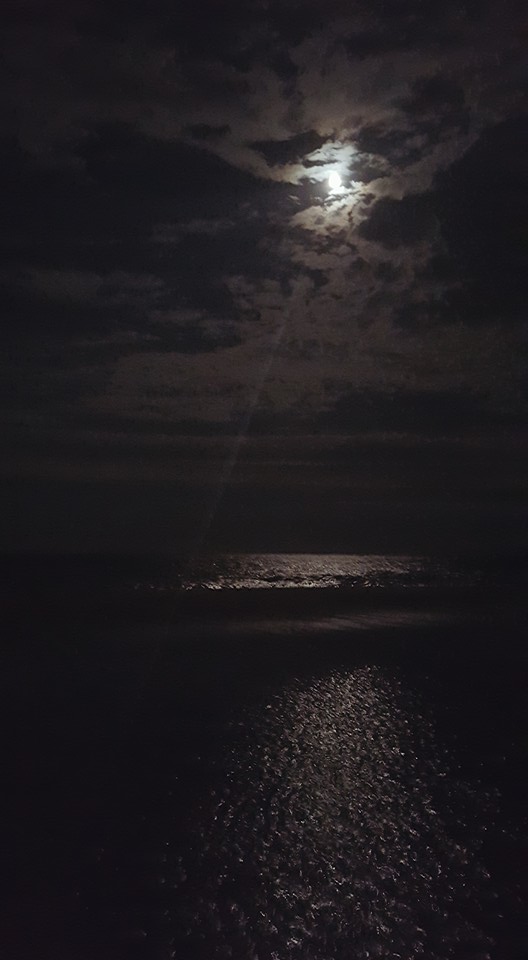 Moon over the ocean while surf fishing - delaware-surf-fishing.com