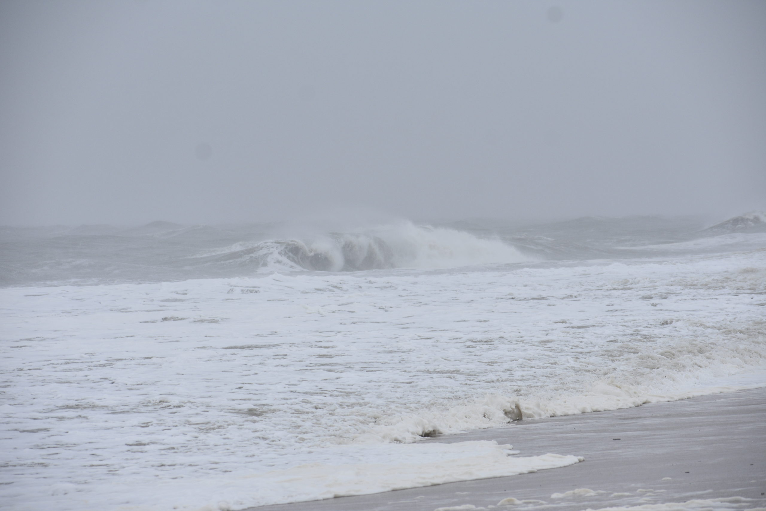 Big waves at the drive on beaches - delaware-surf-fishing.com